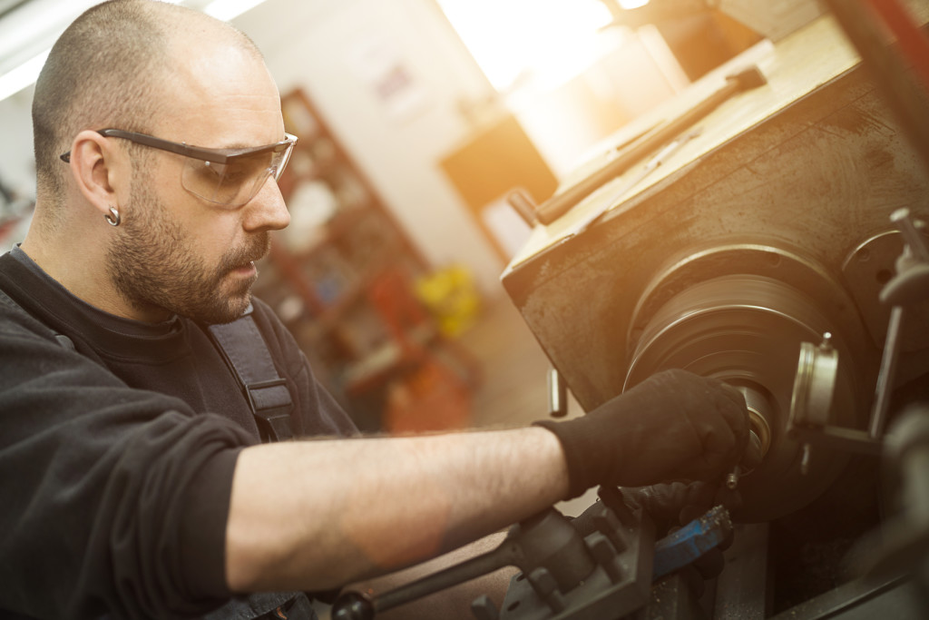 Turner is working on the machine - Metal Spinning - Hydroforming - Deep ...